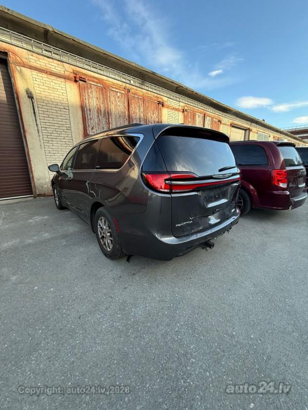 Grey Chrysler Pacifica 2021 in Tallinn, with an engine capacity of 3.60 L and mileage of 163 thousand km for 12900 €, photo 4 on AUTOMOTO.COM.LV