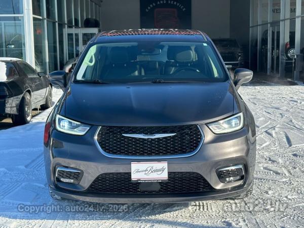 Pelēks Chrysler Pacifica 2022 Tallina, ar dzinēja tilpumu 3.60 L un nobraukumu 78 tūkst. km par 39900 €, foto 2 vietnē AUTOMOTO.COM.LV