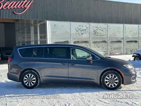 Pelēks Chrysler Pacifica 2022 Tallina, ar dzinēja tilpumu 3.60 L un nobraukumu 78 tūkst. km par 39900 €, foto 5 vietnē AUTOMOTO.COM.LV