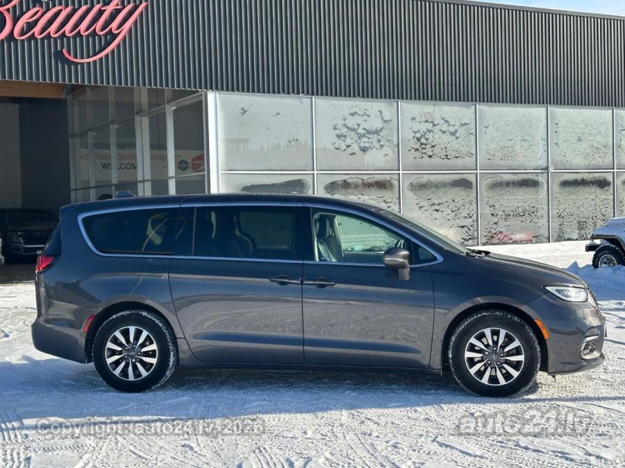 Pelēks Chrysler Pacifica 2022 Tallina, ar dzinēja tilpumu 3.60 L un nobraukumu 78 tūkst. km par 39900 €, foto 5 vietnē AUTOMOTO.COM.LV