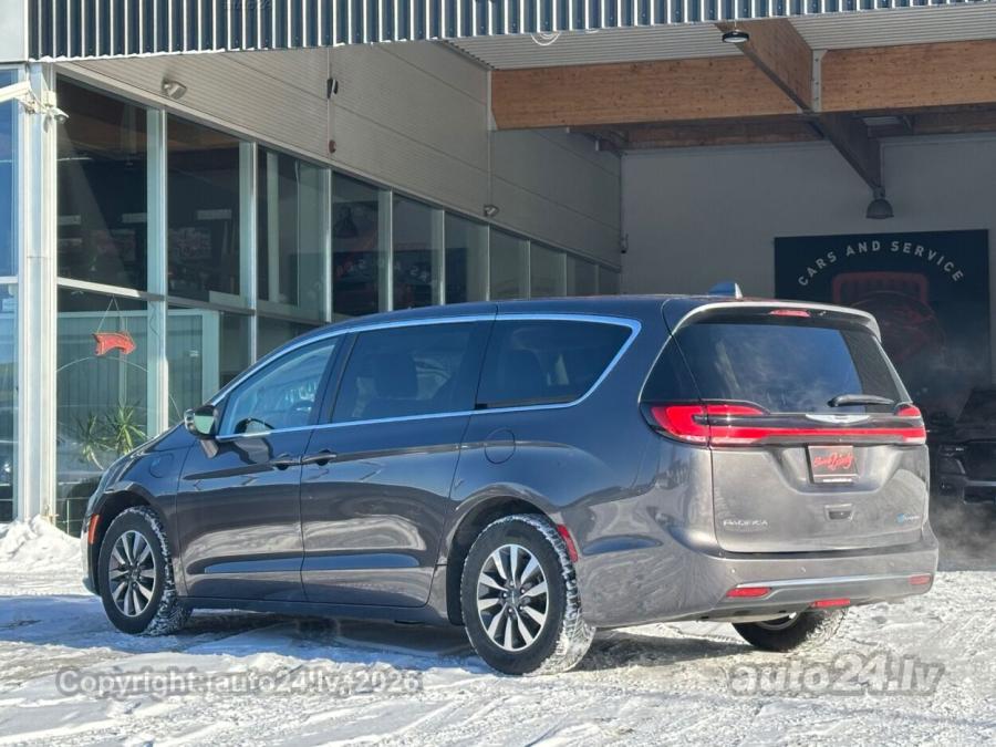 Pelēks Chrysler Pacifica 2022 Tallina, ar dzinēja tilpumu 3.60 L un nobraukumu 78 tūkst. km par 39900 €, foto 7 vietnē AUTOMOTO.COM.LV
