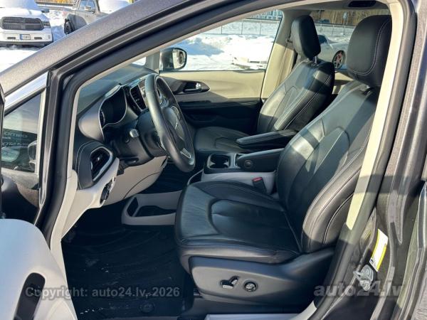 Pelēks Chrysler Pacifica 2022 Tallina, ar dzinēja tilpumu 3.60 L un nobraukumu 78 tūkst. km par 39900 €, foto 9 vietnē AUTOMOTO.COM.LV