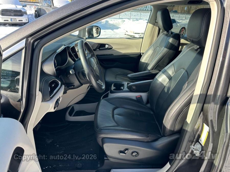 Pelēks Chrysler Pacifica 2022 Tallina, ar dzinēja tilpumu 3.60 L un nobraukumu 78 tūkst. km par 39900 €, foto 9 vietnē AUTOMOTO.COM.LV