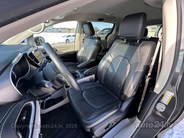 Pelēks Chrysler Pacifica 2022 Tallina, ar dzinēja tilpumu 3.60 L un nobraukumu 78 tūkst. km par 39900 €, foto 10 vietnē AUTOMOTO.COM.LV