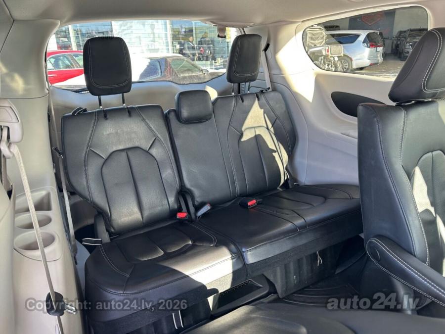Pelēks Chrysler Pacifica 2022 Tallina, ar dzinēja tilpumu 3.60 L un nobraukumu 78 tūkst. km par 39900 €, foto 15 vietnē AUTOMOTO.COM.LV