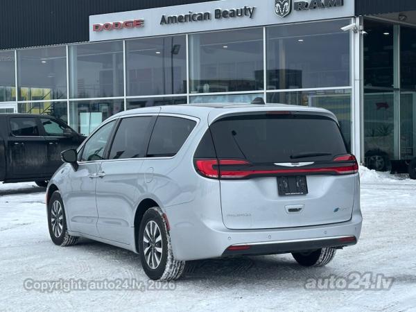 Grey Chrysler Pacifica 2026 in Tallinn, with an engine capacity of 3.60 L and mileage of 0 thousand km for 62900 €, photo 6 on AUTOMOTO.COM.LV