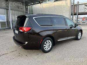 Chrysler Pacifica 2017 in Riga, with an engine capacity of 3.60 L and mileage of 0 thousand km for 15899 €, photo 7 on AUTOMOTO.COM.LV