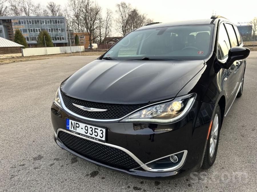 Chrysler Pacifica 2017 in Riga, with an engine capacity of 3.60 L and mileage of 0 thousand km for 15899 €, photo 28 on AUTOMOTO.COM.LV