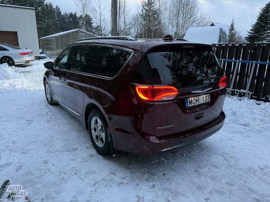 Chrysler Pacifica 2017 in Vilnius, with an engine capacity of 3.60 L and mileage of 195 thousand km for 14450 €, photo 3 on AUTOMOTO.COM.LV