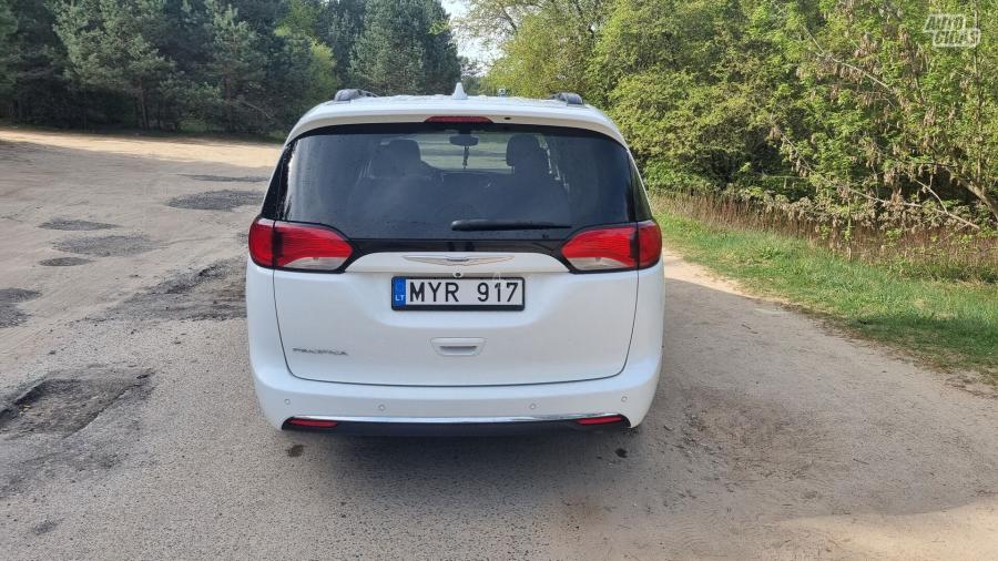 Chrysler Pacifica 2017 in Vilnius, with an engine capacity of 3.60 L and mileage of 215 thousand km for 13200 €, photo 6 on AUTOMOTO.COM.LV