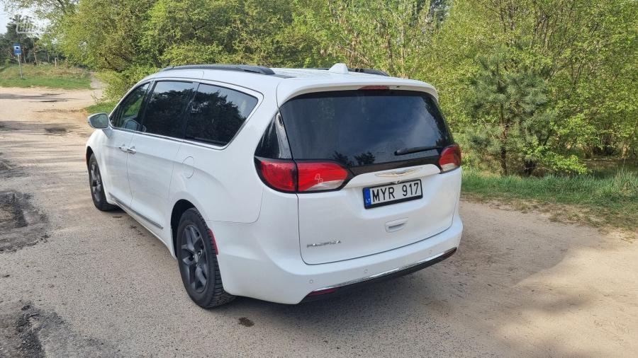 Chrysler Pacifica 2017 in Vilnius, with an engine capacity of 3.60 L and mileage of 215 thousand km for 13200 €, photo 7 on AUTOMOTO.COM.LV