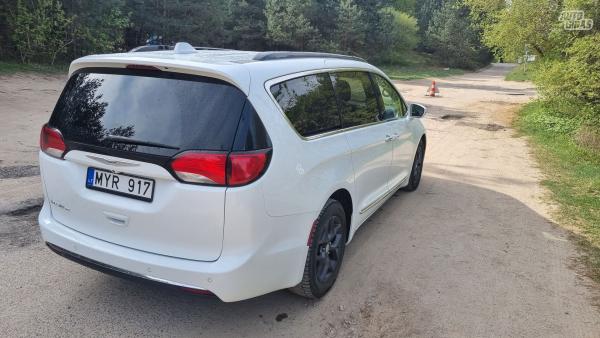 Chrysler Pacifica 2017 Viļņa, ar dzinēja tilpumu 3.60 L un nobraukumu 215 tūkst. km par 13200 €, foto 8 vietnē AUTOMOTO.COM.LV