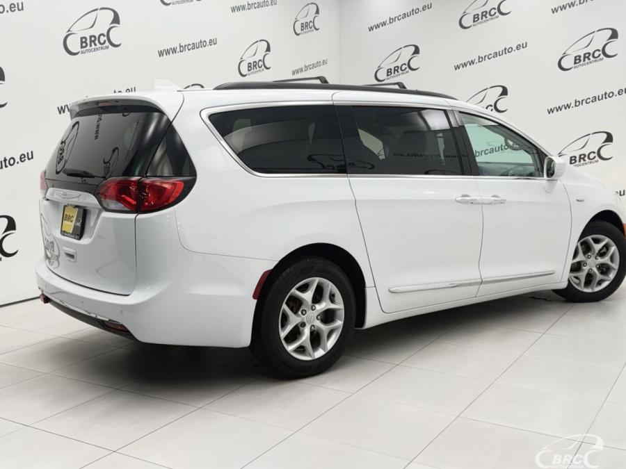 Chrysler Pacifica 2017 in Vilnius, with an engine capacity of 3.60 L and mileage of 181 thousand km for 14200 €, photo 2 on AUTOMOTO.COM.LV