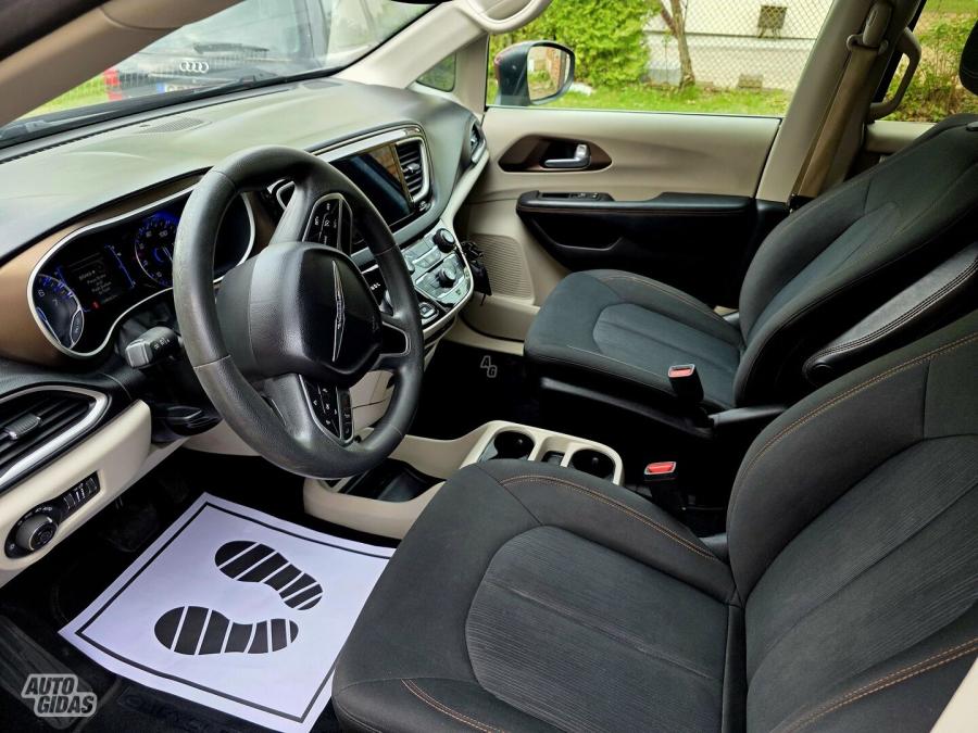 Chrysler Pacifica 2017 in Panevezys, with an engine capacity of 3.60 L and mileage of 139 thousand km for 14585 €, photo 11 on AUTOMOTO.COM.LV