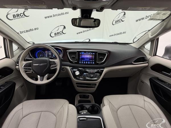 Chrysler Pacifica 2017 in Vilnius, with an engine capacity of 3.61 L and mileage of 225 thousand km for 14900 €, photo 4 on AUTOMOTO.COM.LV