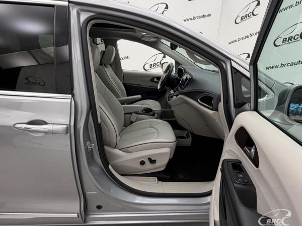 Chrysler Pacifica 2017 in Vilnius, with an engine capacity of 3.61 L and mileage of 225 thousand km for 14900 €, photo 5 on AUTOMOTO.COM.LV