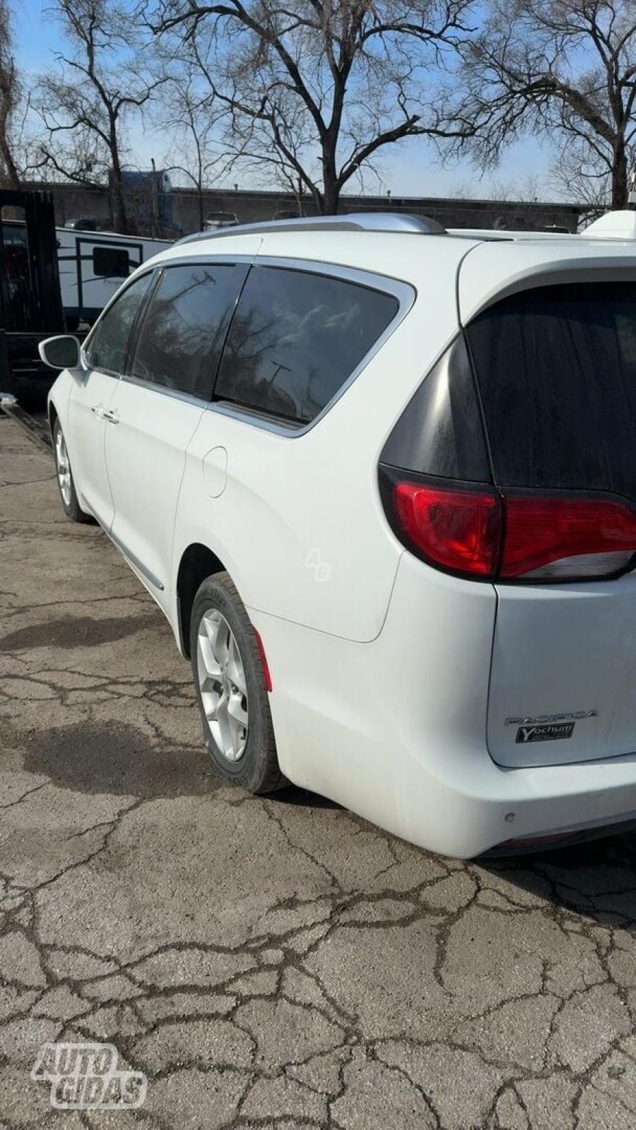 Chrysler Pacifica 2018 Klaipėda, ar dzinēja tilpumu 3.60 L un nobraukumu 250 tūkst. km par 8350 €, foto 2 vietnē AUTOMOTO.COM.LV