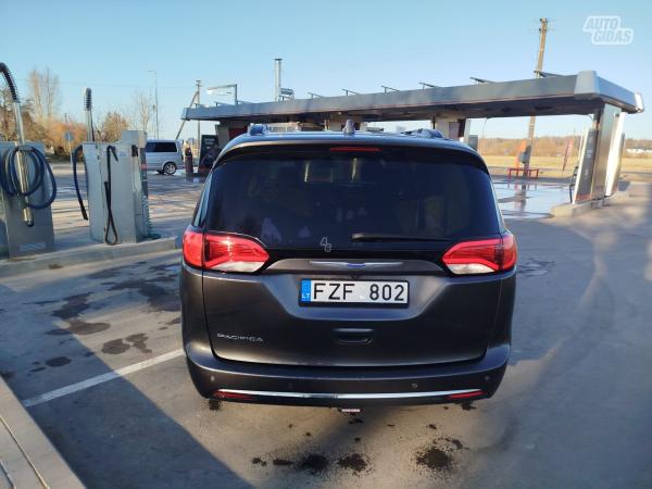 Chrysler Pacifica 2018 in Panevezys, with an engine capacity of 3.60 L and mileage of 72 thousand km for 15600 €, photo 3 on AUTOMOTO.COM.LV