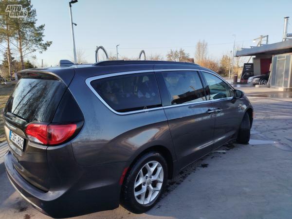 Chrysler Pacifica 2018 in Panevezys, with an engine capacity of 3.60 L and mileage of 72 thousand km for 15600 €, photo 8 on AUTOMOTO.COM.LV