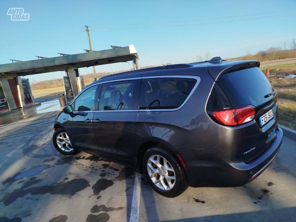 Chrysler Pacifica 2018 in Panevezys, with an engine capacity of 3.60 L and mileage of 72 thousand km for 15600 €, photo 9 on AUTOMOTO.COM.LV