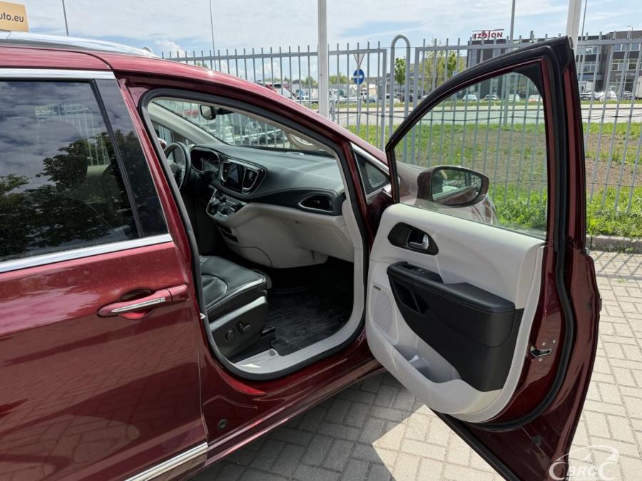 Chrysler Pacifica 2018 Klaipėda, ar dzinēja tilpumu 3.60 L un nobraukumu 212 tūkst. km par 17000 €, foto 4 vietnē AUTOMOTO.COM.LV
