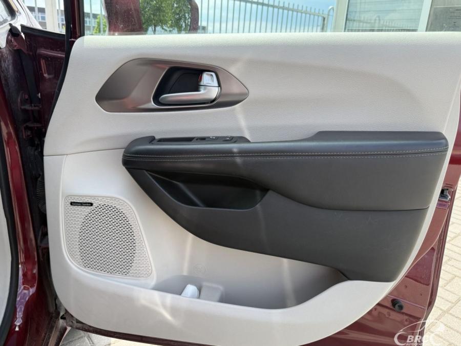 Chrysler Pacifica 2018 Klaipėda, ar dzinēja tilpumu 3.60 L un nobraukumu 212 tūkst. km par 17000 €, foto 5 vietnē AUTOMOTO.COM.LV