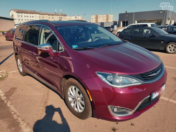 Chrysler Pacifica 2018 in Vilnius, with an engine capacity of 3.60 L and mileage of 201 thousand km for 17499 €, photo 2 on AUTOMOTO.COM.LV