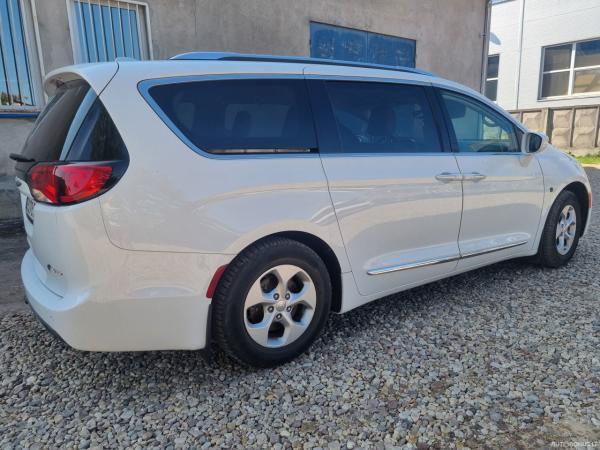 Chrysler Pacifica 2018 Viļņa, ar dzinēja tilpumu 3.60 L un nobraukumu 199 tūkst. km par 17900 €, foto 3 vietnē AUTOMOTO.COM.LV