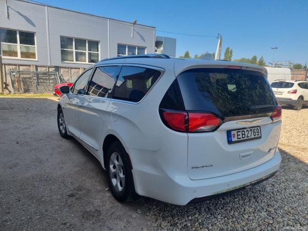 Chrysler Pacifica 2018 Viļņa, ar dzinēja tilpumu 3.60 L un nobraukumu 199 tūkst. km par 17900 €, foto 5 vietnē AUTOMOTO.COM.LV
