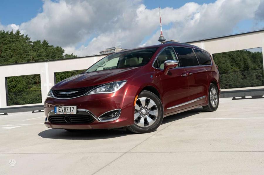 Chrysler Pacifica 2018 in Vilnius, with an engine capacity of 3.60 L and mileage of 155 thousand km for 18000 €, photo 4 on AUTOMOTO.COM.LV