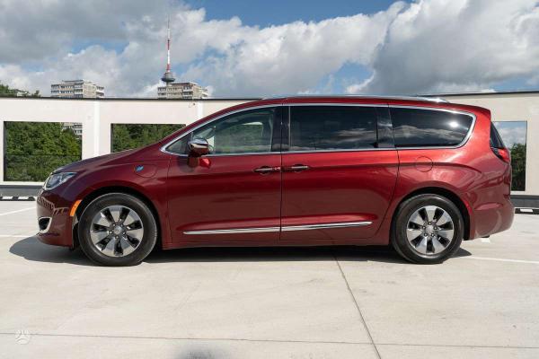 Chrysler Pacifica 2018 in Vilnius, with an engine capacity of 3.60 L and mileage of 155 thousand km for 18000 €, photo 7 on AUTOMOTO.COM.LV