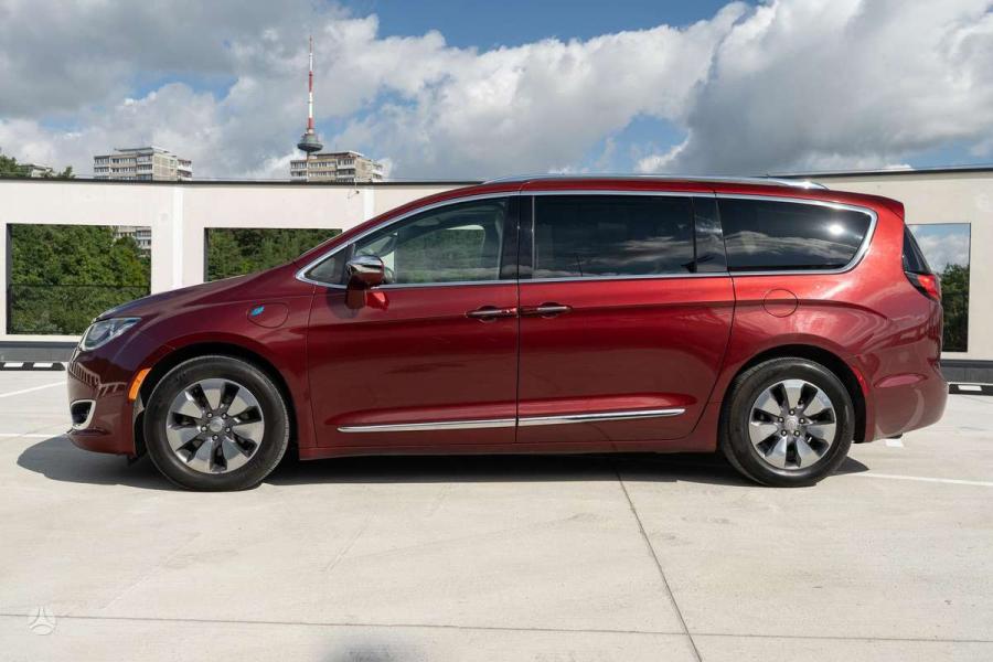 Chrysler Pacifica 2018 in Vilnius, with an engine capacity of 3.60 L and mileage of 155 thousand km for 18000 €, photo 8 on AUTOMOTO.COM.LV