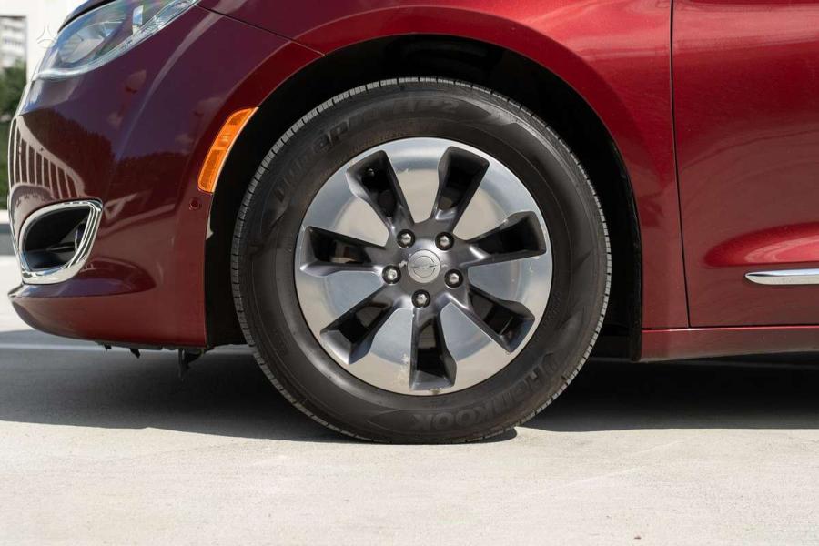 Chrysler Pacifica 2018 in Vilnius, with an engine capacity of 3.60 L and mileage of 155 thousand km for 18000 €, photo 9 on AUTOMOTO.COM.LV