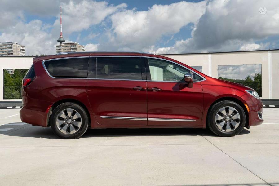 Chrysler Pacifica 2018 in Vilnius, with an engine capacity of 3.60 L and mileage of 155 thousand km for 18000 €, photo 10 on AUTOMOTO.COM.LV