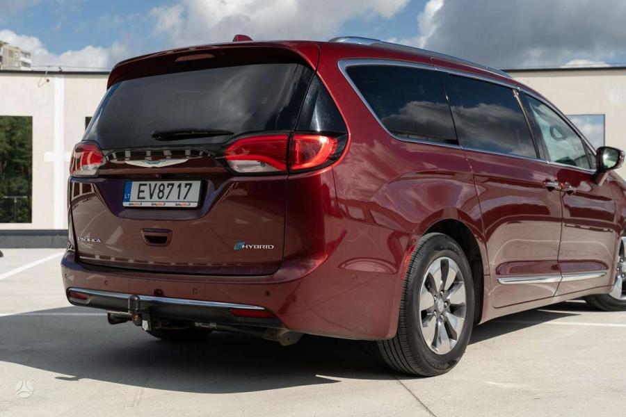 Chrysler Pacifica 2018 in Vilnius, with an engine capacity of 3.60 L and mileage of 155 thousand km for 18000 €, photo 12 on AUTOMOTO.COM.LV