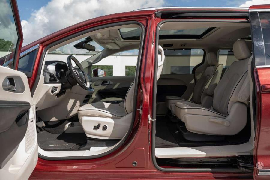 Chrysler Pacifica 2018 in Vilnius, with an engine capacity of 3.60 L and mileage of 155 thousand km for 18000 €, photo 14 on AUTOMOTO.COM.LV