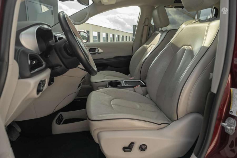 Chrysler Pacifica 2018 in Vilnius, with an engine capacity of 3.60 L and mileage of 155 thousand km for 18000 €, photo 15 on AUTOMOTO.COM.LV