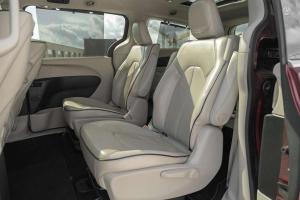 Chrysler Pacifica 2018 in Vilnius, with an engine capacity of 3.60 L and mileage of 155 thousand km for 18000 €, photo 16 on AUTOMOTO.COM.LV
