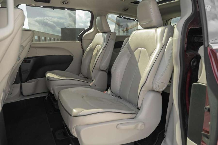 Chrysler Pacifica 2018 in Vilnius, with an engine capacity of 3.60 L and mileage of 155 thousand km for 18000 €, photo 16 on AUTOMOTO.COM.LV