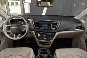 Chrysler Pacifica 2018 in Vilnius, with an engine capacity of 3.60 L and mileage of 155 thousand km for 18000 €, photo 17 on AUTOMOTO.COM.LV