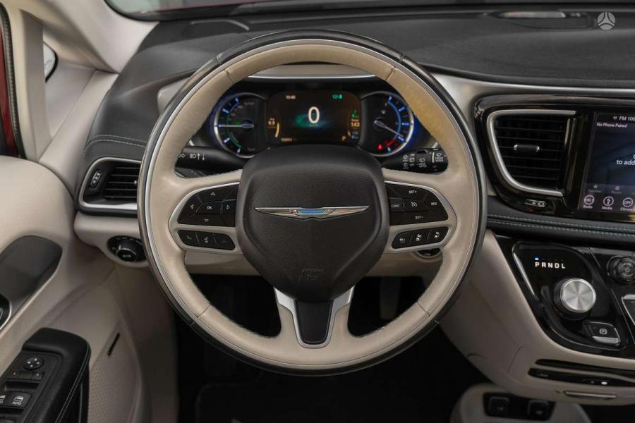 Chrysler Pacifica 2018 in Vilnius, with an engine capacity of 3.60 L and mileage of 155 thousand km for 18000 €, photo 18 on AUTOMOTO.COM.LV