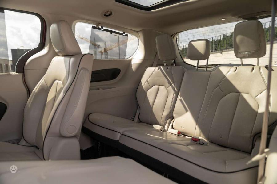 Chrysler Pacifica 2018 in Vilnius, with an engine capacity of 3.60 L and mileage of 155 thousand km for 18000 €, photo 19 on AUTOMOTO.COM.LV