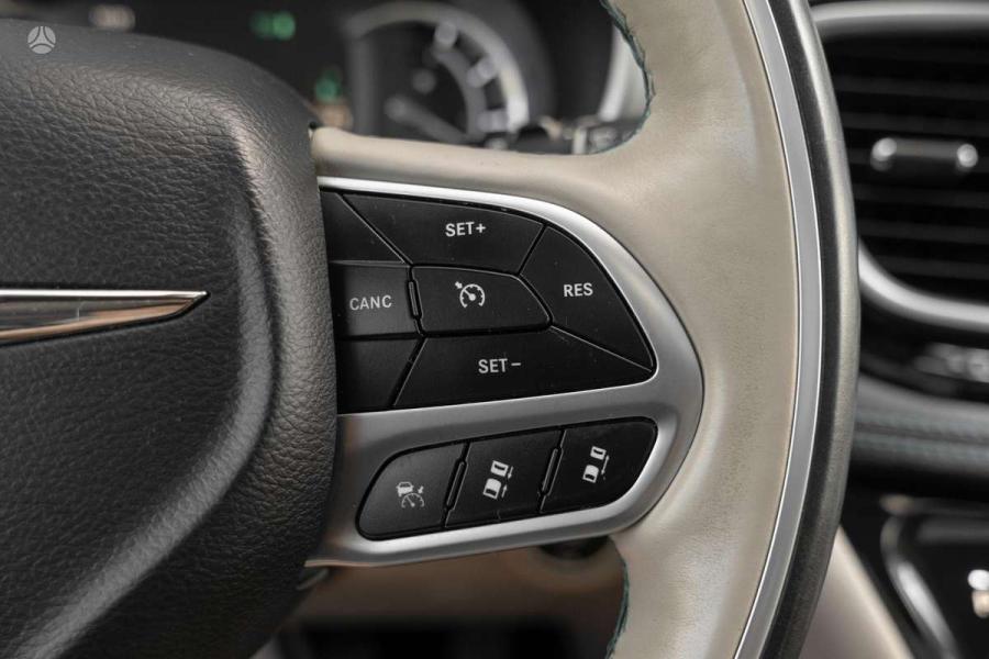 Chrysler Pacifica 2018 in Vilnius, with an engine capacity of 3.60 L and mileage of 155 thousand km for 18000 €, photo 30 on AUTOMOTO.COM.LV