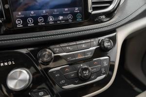 Chrysler Pacifica 2018 in Vilnius, with an engine capacity of 3.60 L and mileage of 155 thousand km for 18000 €, photo 31 on AUTOMOTO.COM.LV