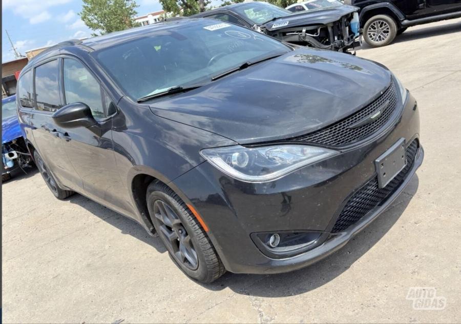 Chrysler Pacifica 2019 in Klaipeda, with an engine capacity of 3.60 L and mileage of 213 thousand km for 10500 €, photo 1 on AUTOMOTO.COM.LV