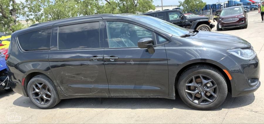 Chrysler Pacifica 2019 in Klaipeda, with an engine capacity of 3.60 L and mileage of 213 thousand km for 10500 €, photo 3 on AUTOMOTO.COM.LV