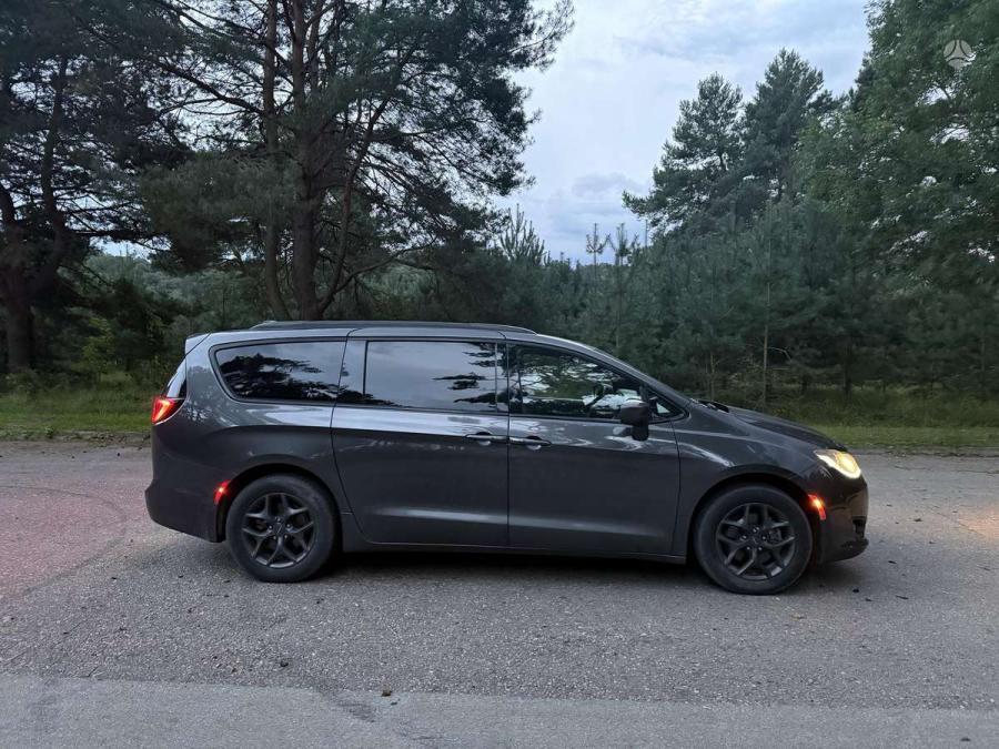 Chrysler Pacifica 2019 Kauņa, ar dzinēja tilpumu 3.60 L un nobraukumu 95 tūkst. km par 13800 €, foto 1 vietnē AUTOMOTO.COM.LV