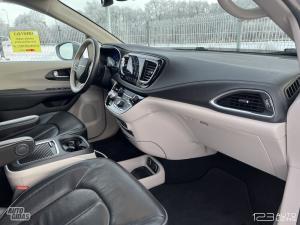Chrysler Pacifica 2020 in Taurage, with an engine capacity of 3.60 L and mileage of 80 thousand km for 21700 €, photo 10 on AUTOMOTO.COM.LV