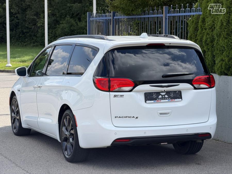 Chrysler Pacifica 2020 in Vilnius, with an engine capacity of 3.60 L and mileage of 159 thousand km for 18900 €, photo 3 on AUTOMOTO.COM.LV