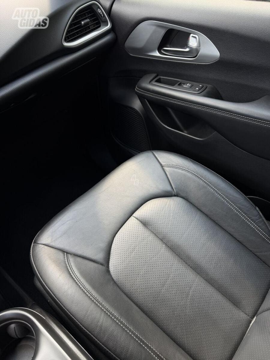 Chrysler Pacifica 2020 in Vilnius, with an engine capacity of 3.60 L and mileage of 159 thousand km for 18900 €, photo 17 on AUTOMOTO.COM.LV